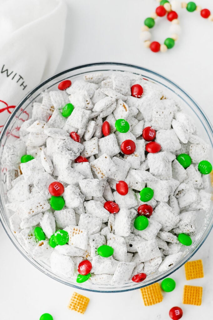 Christmas Muddy Buddies Mix (Puppy Chow) | She's Not Cookin'