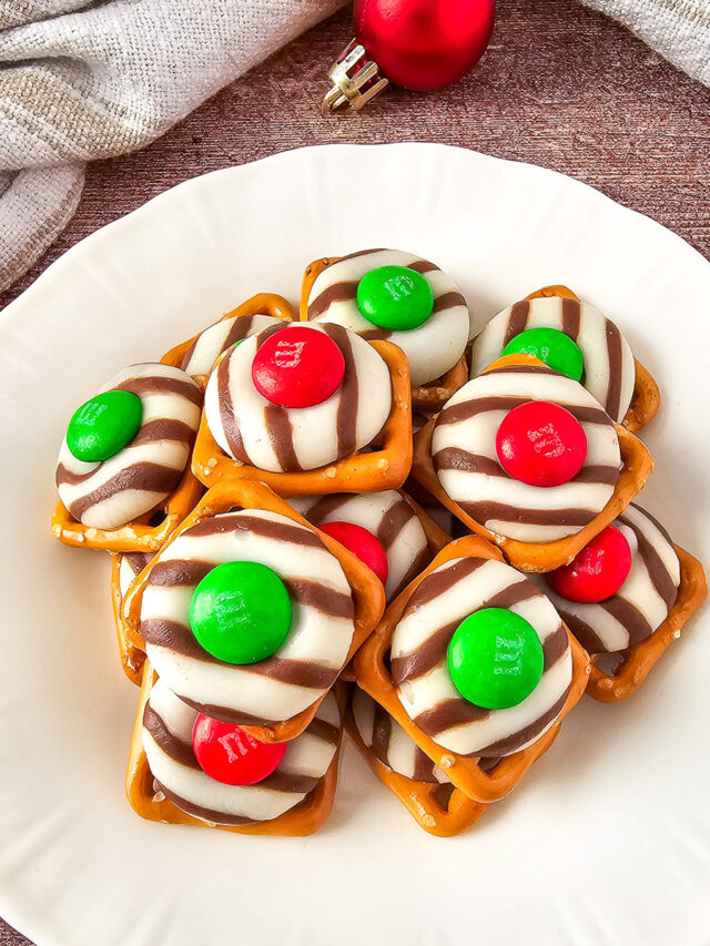 Easy Christmas Pretzel Hugs | She's Not Cookin'