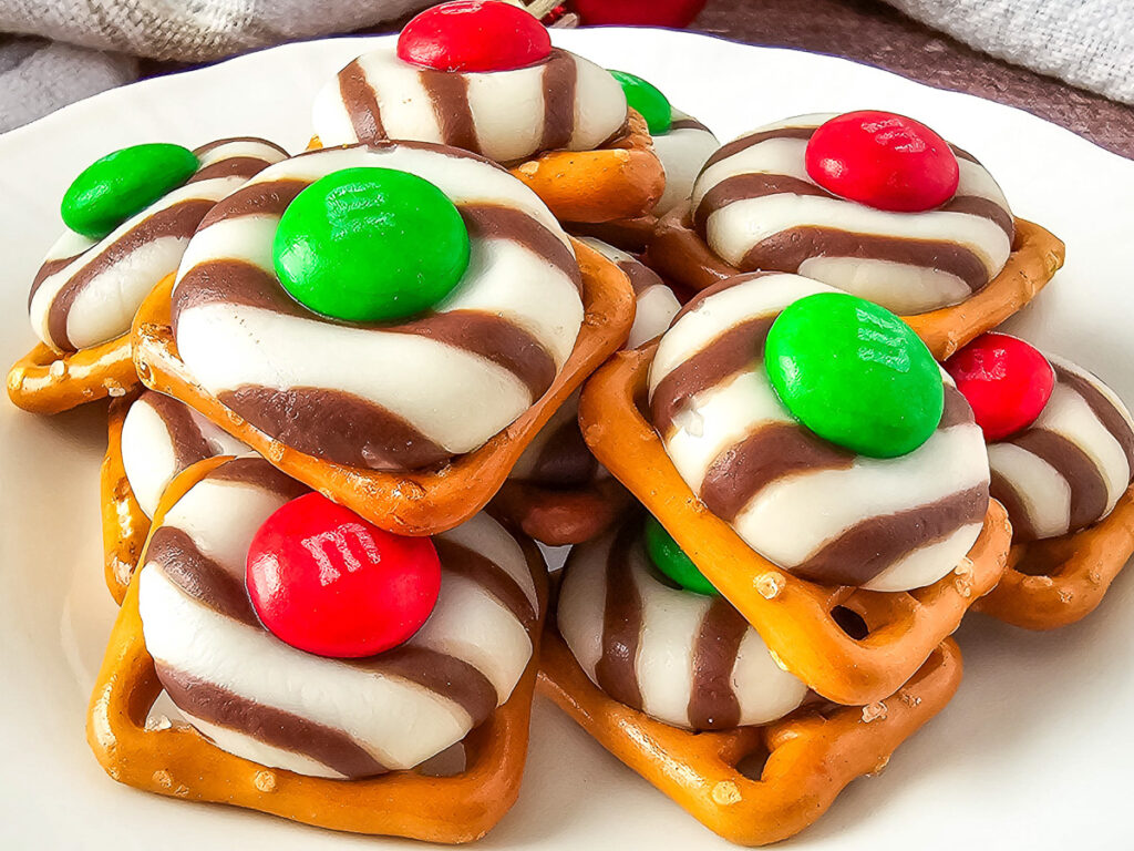 Easy Christmas Pretzel Hugs | She's Not Cookin'